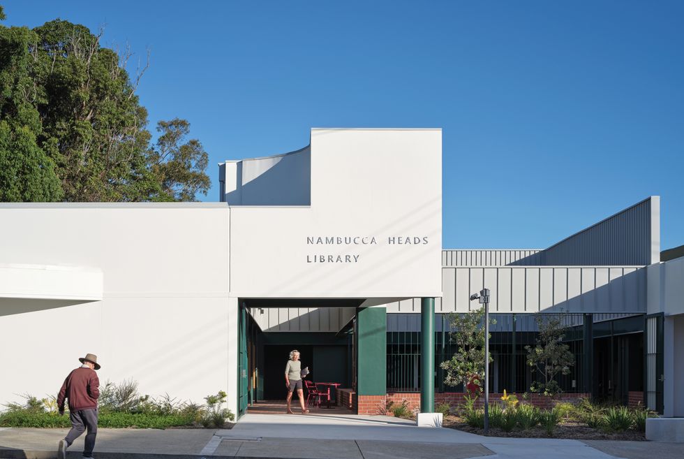 Nambucca Heads Library Extension by Vokes and Peters with Zuzana and ...