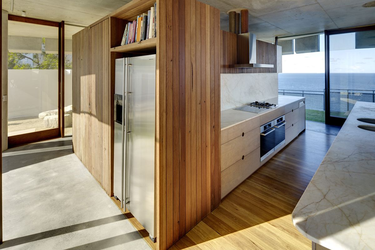 An ‘oyster’ on a cliff: Light House | ArchitectureAu