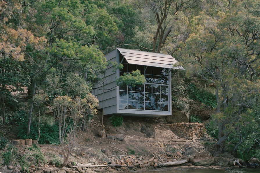 An all-timber shack on a creek edge | ArchitectureAU